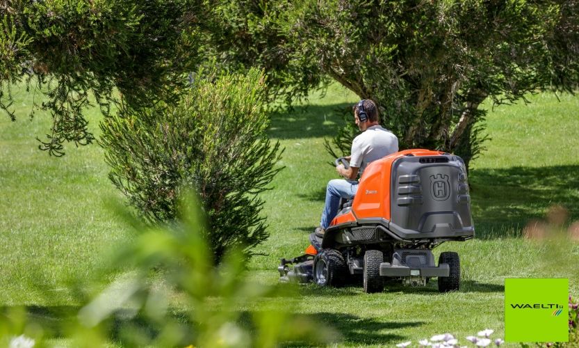 La nouvelle tondeuse autoportée Husqvarna RC320ts - Waelti SA